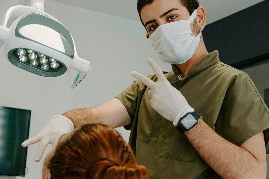 Couronne, bridge, implant : tout savoir sur les prothèses dentaires